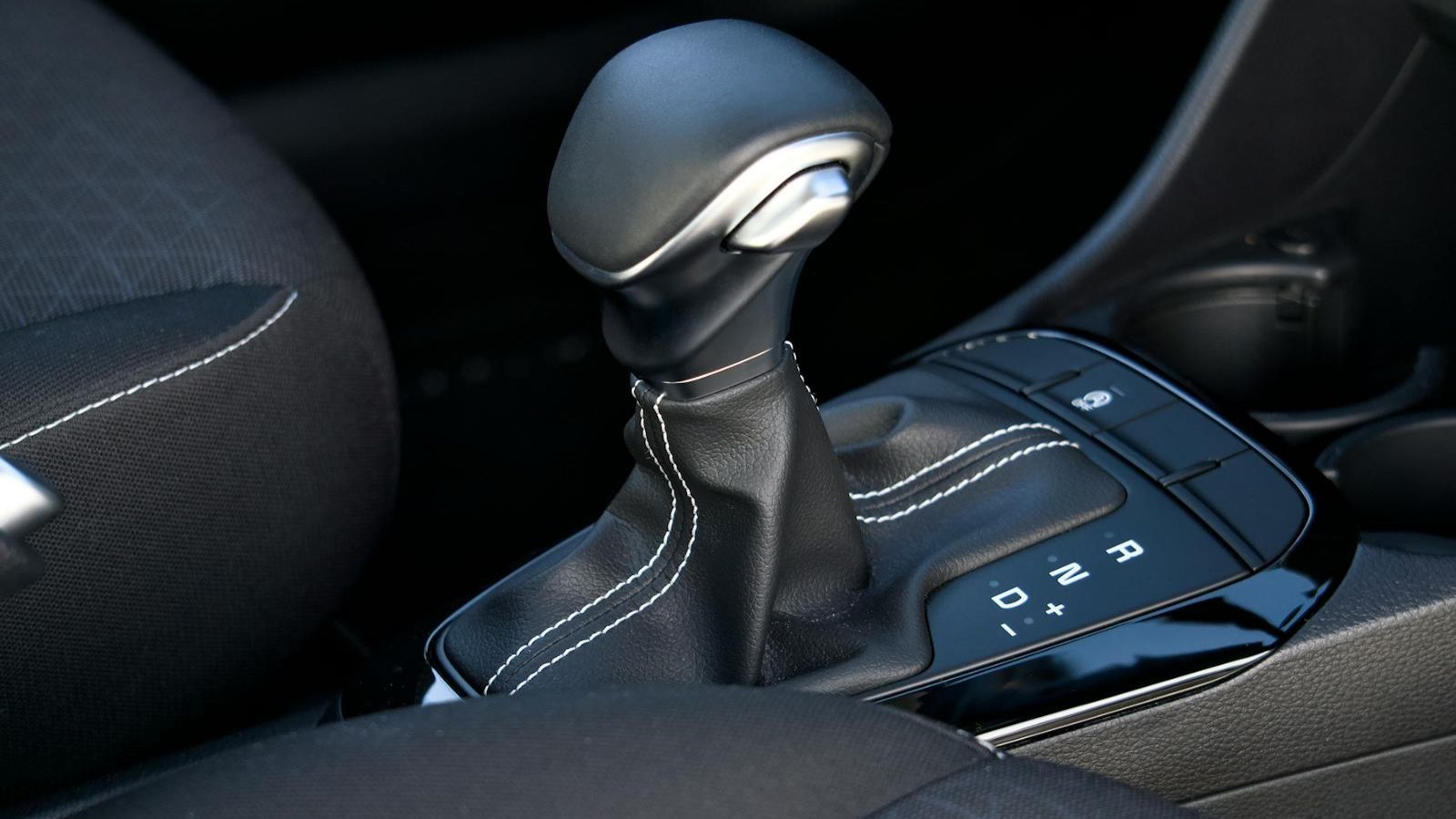 Guía básica: ¿Qué es la caja de cambios de un auto? | KIA